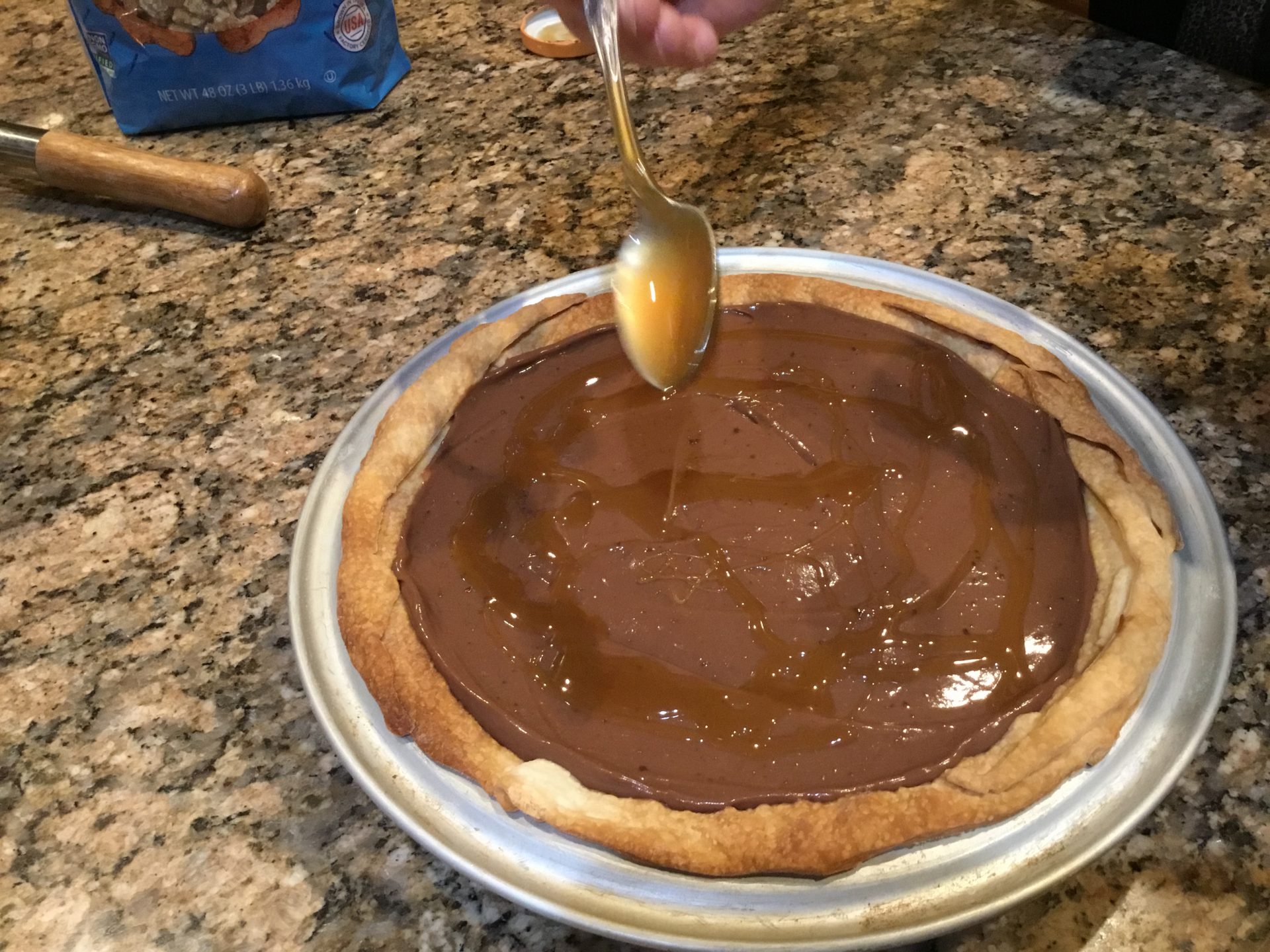 Quick & Easy Caramel Chocolate Pie – Flunking Family