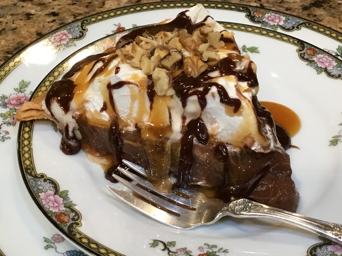 Quick & Easy Caramel Chocolate Pie – Flunking Family